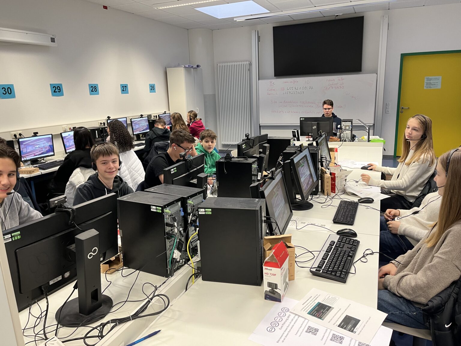 Informatik hautnah erleben: Die Hacker School begeistert - Gymnasium Taunusstein